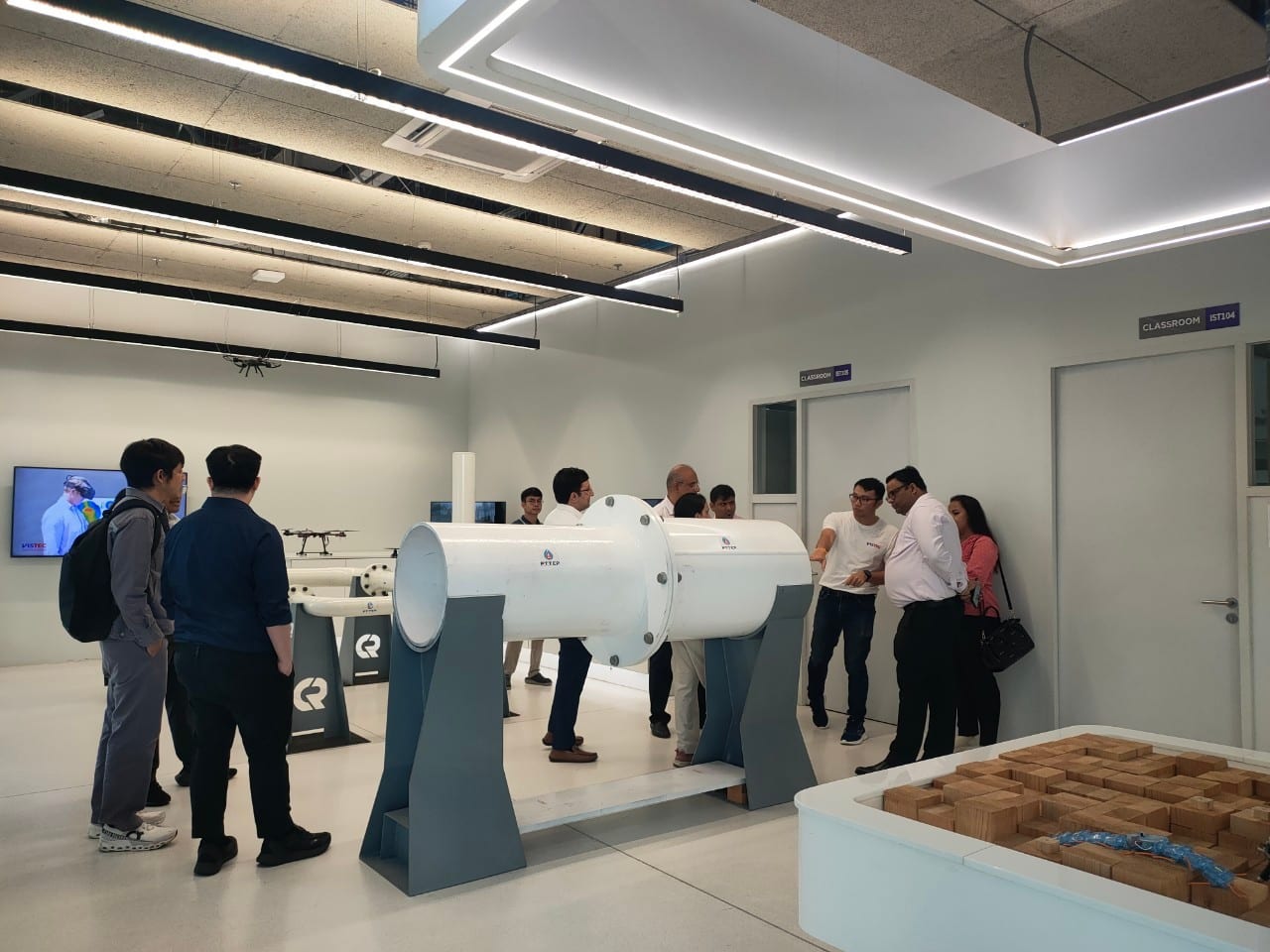 Avaada Energy with GPSC visited Robotics Lab – BRAIN VISTEC